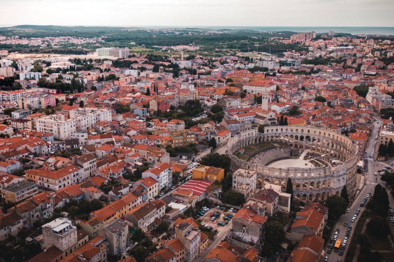 🏰 Erkunde das historische Stadtzentrum von Pula, Kroatien! 🌍